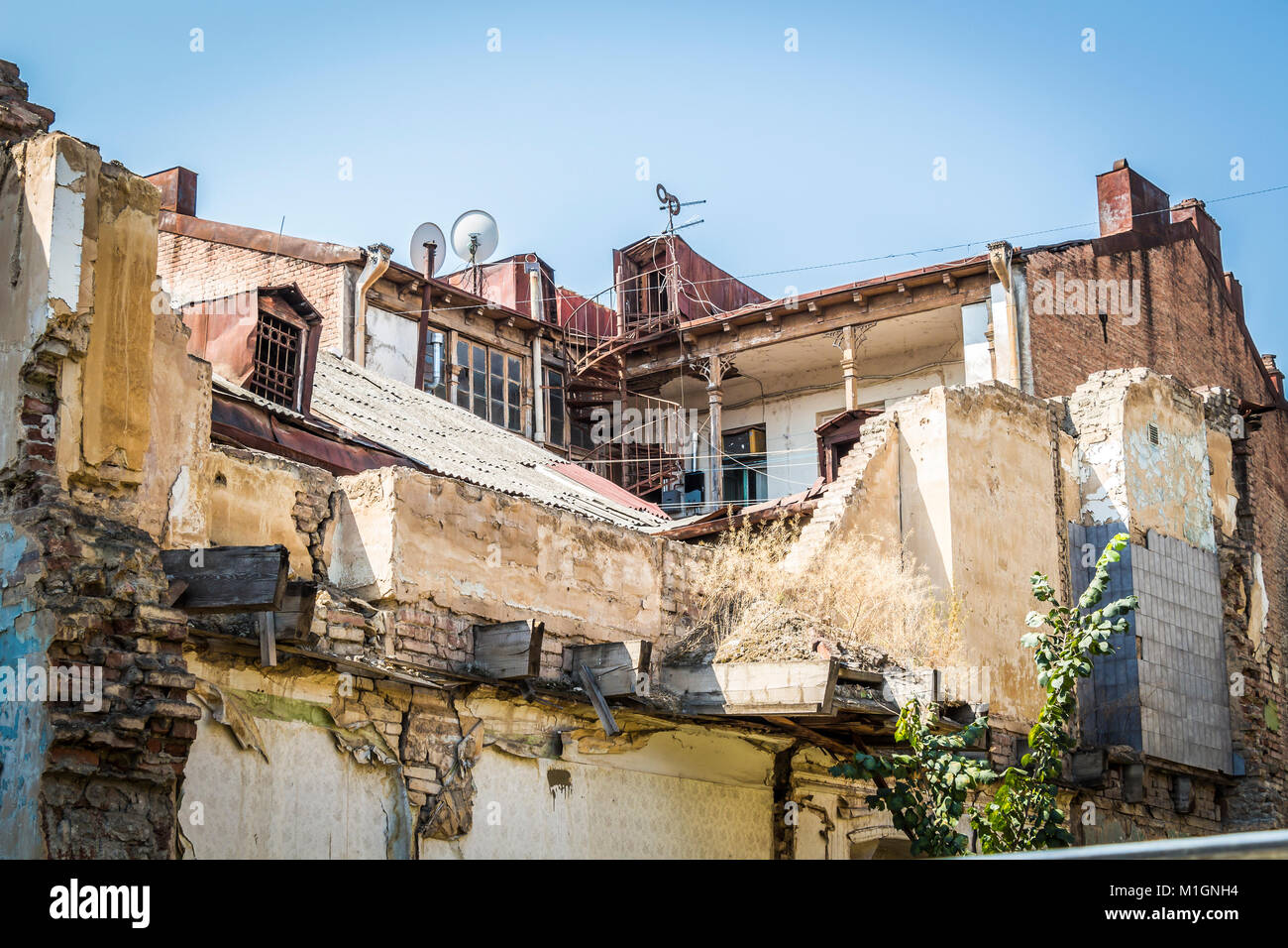 Dilapidated apartment hi-res stock photography and images - Alamy