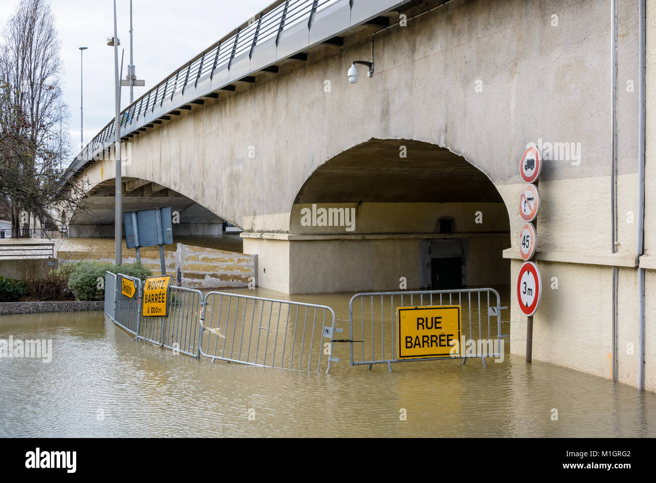 Overflow gate hi-res stock photography and images - Alamy