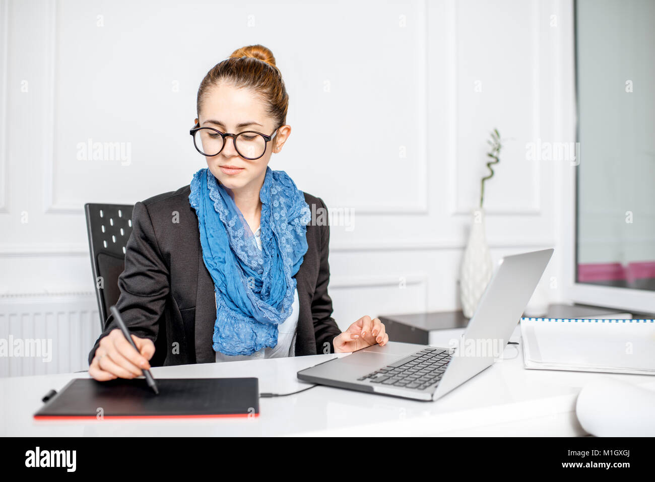Creative woman in the office Stock Photo - Alamy
