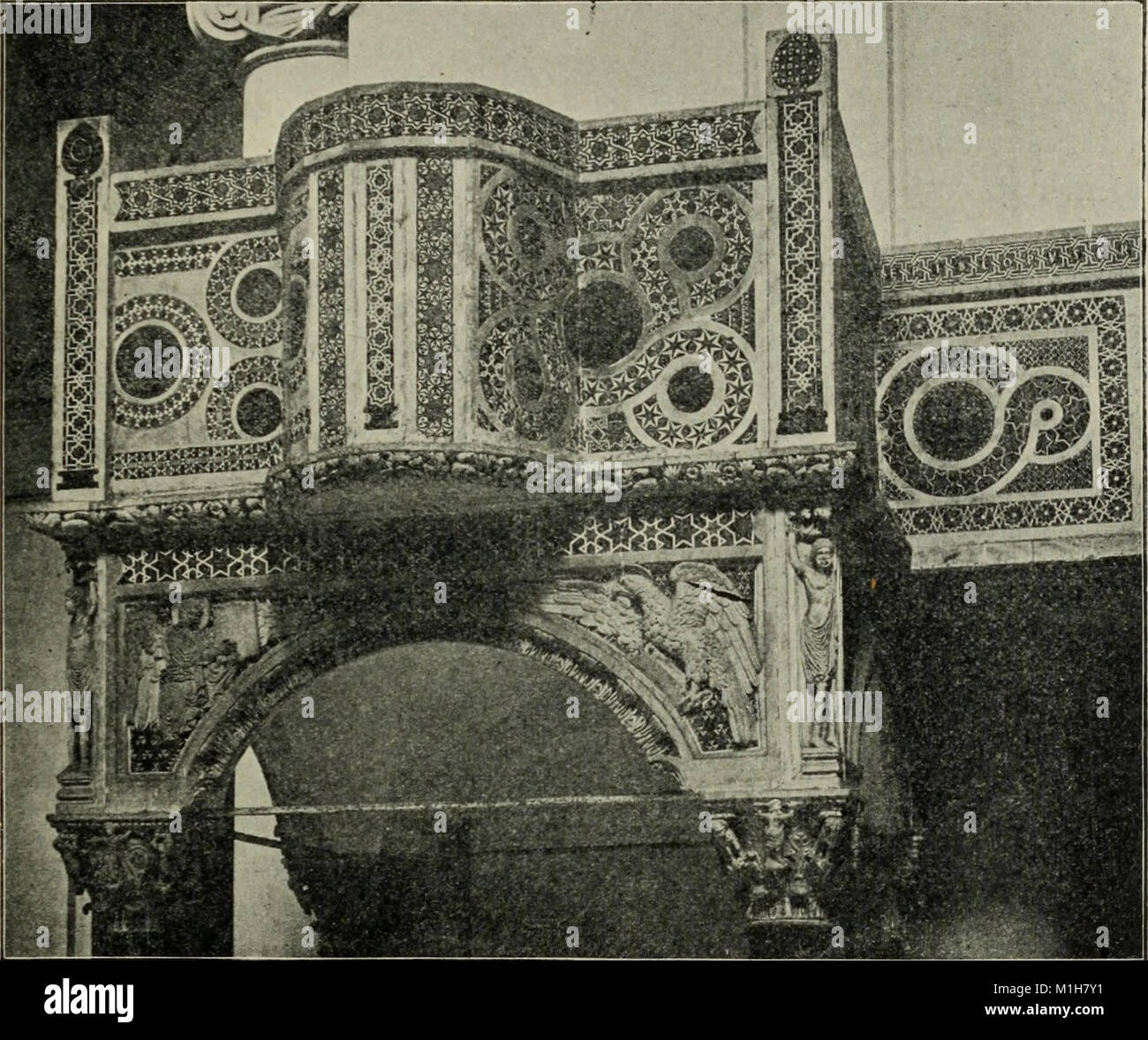 This work outlines the evolution of architecture in Italy from the time ...