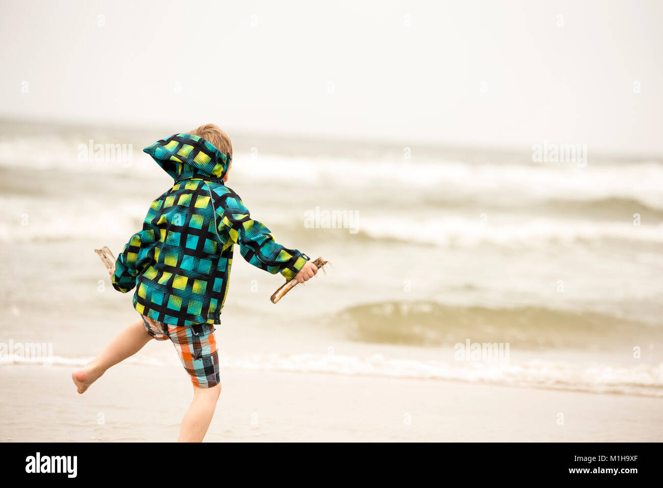 Kids jumping into water, blue sky hi-res stock photography and images ...