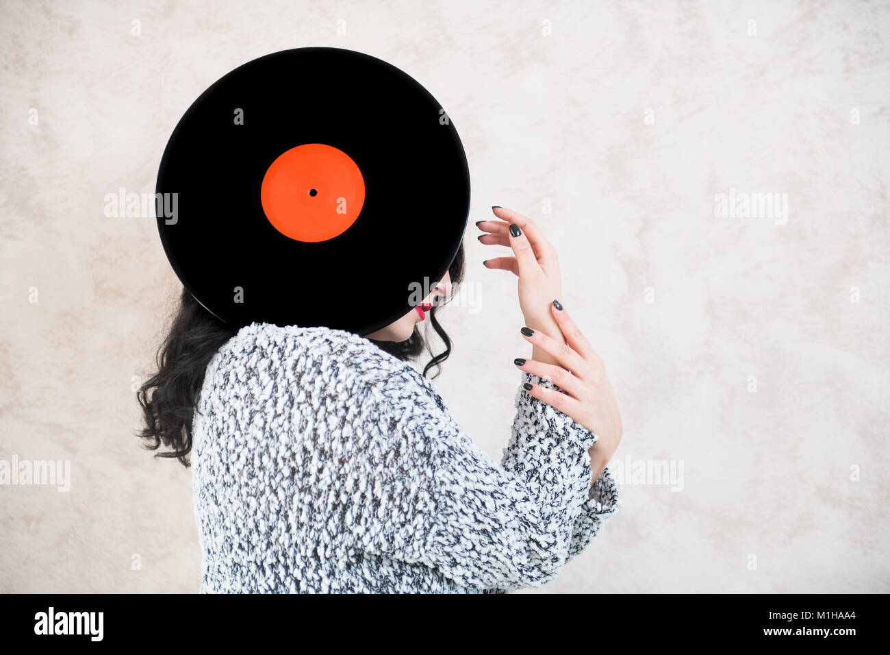 Young black woman listening music hi-res stock photography and images ...