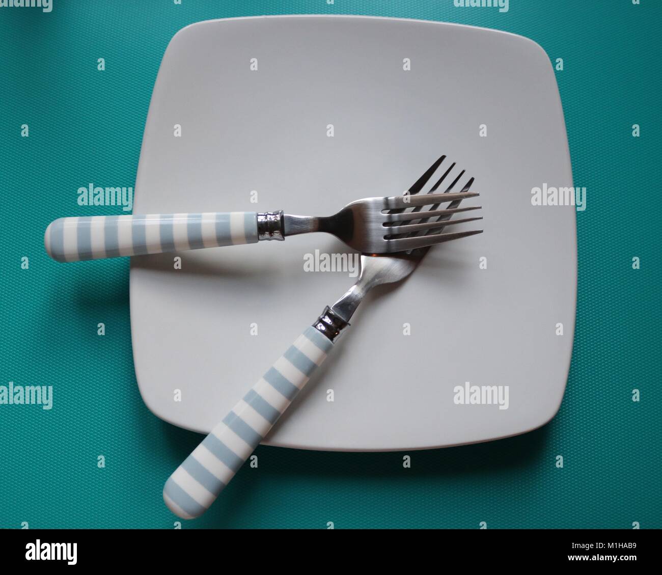 Children at table empty plate hi-res stock photography and images - Alamy