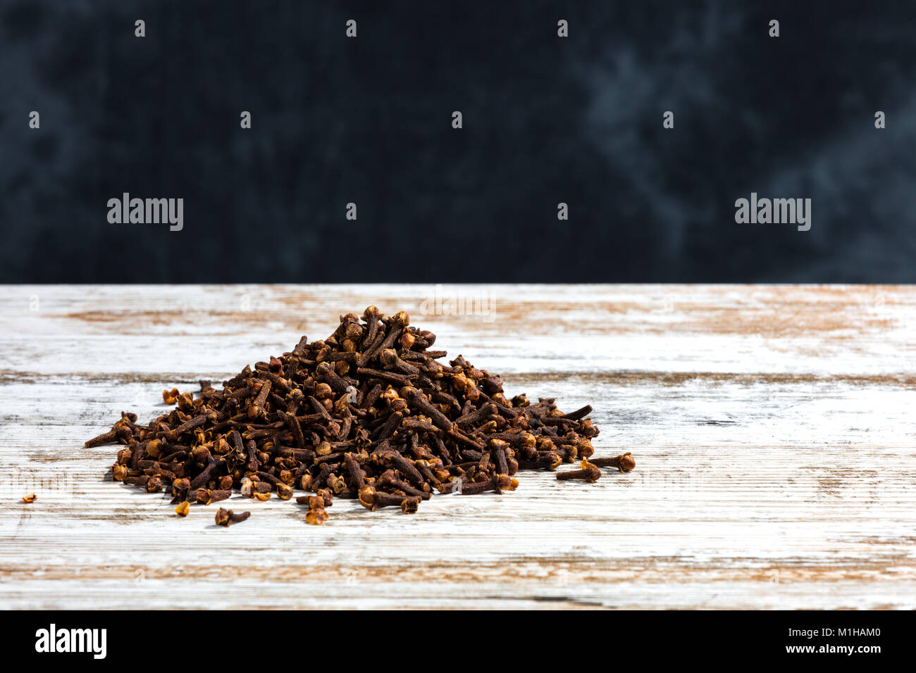 cloves on an old wooden table, non uniform wall as background. Free ...