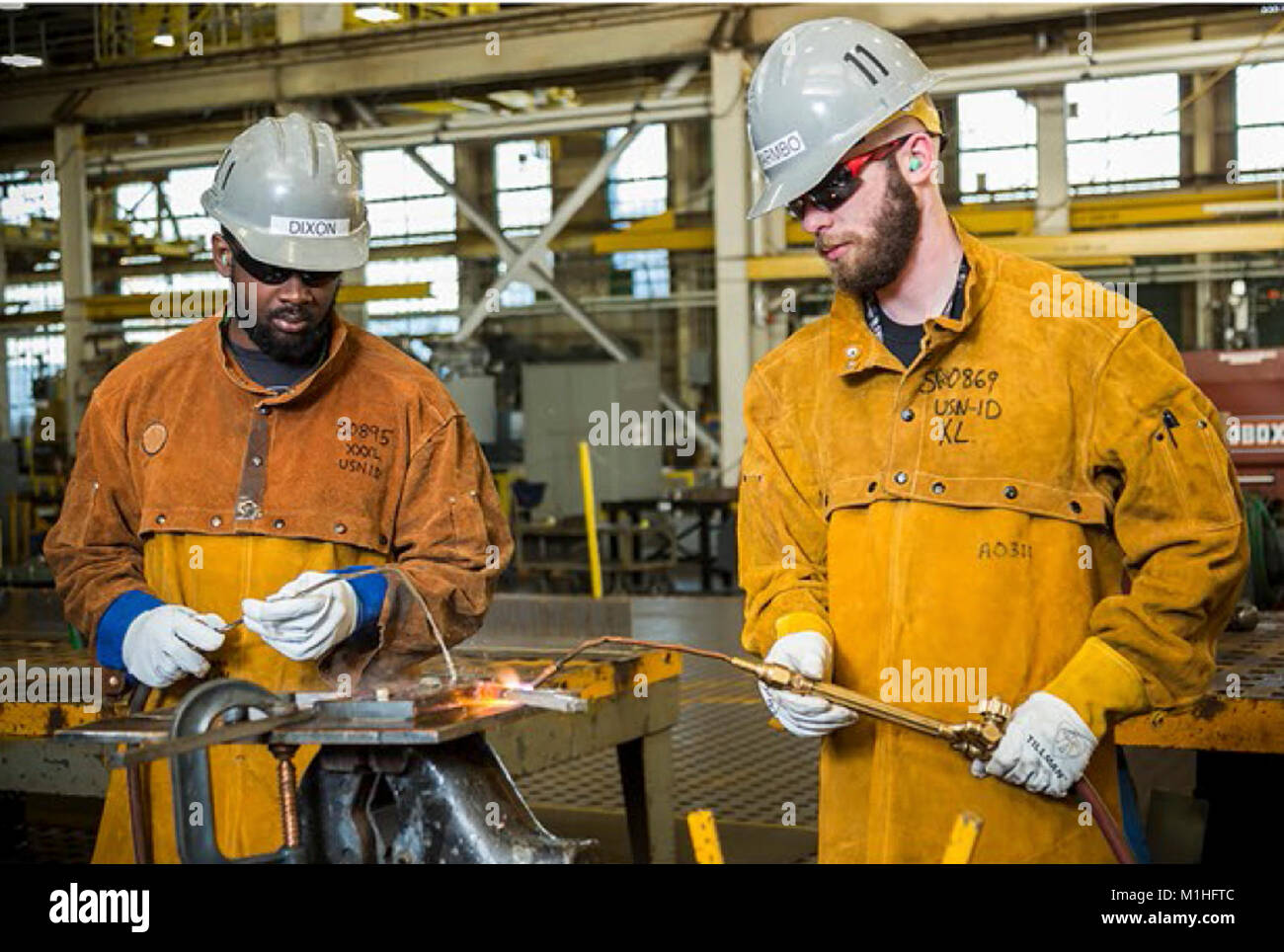 U.S Army steel fabricators at work Stock Photo - Alamy