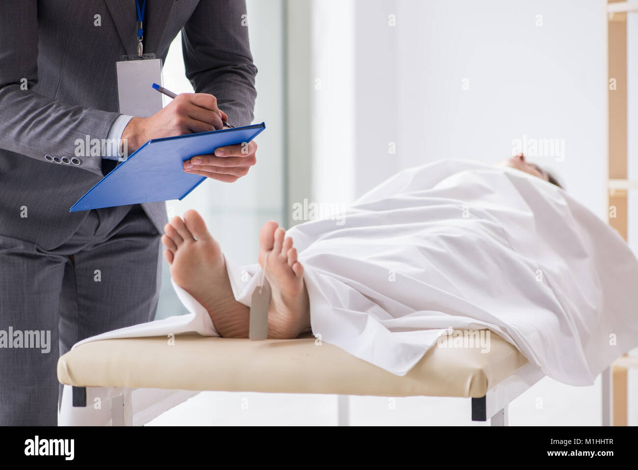 Police coroner examining dead body corpse in morgue Stock Photo - Alamy
