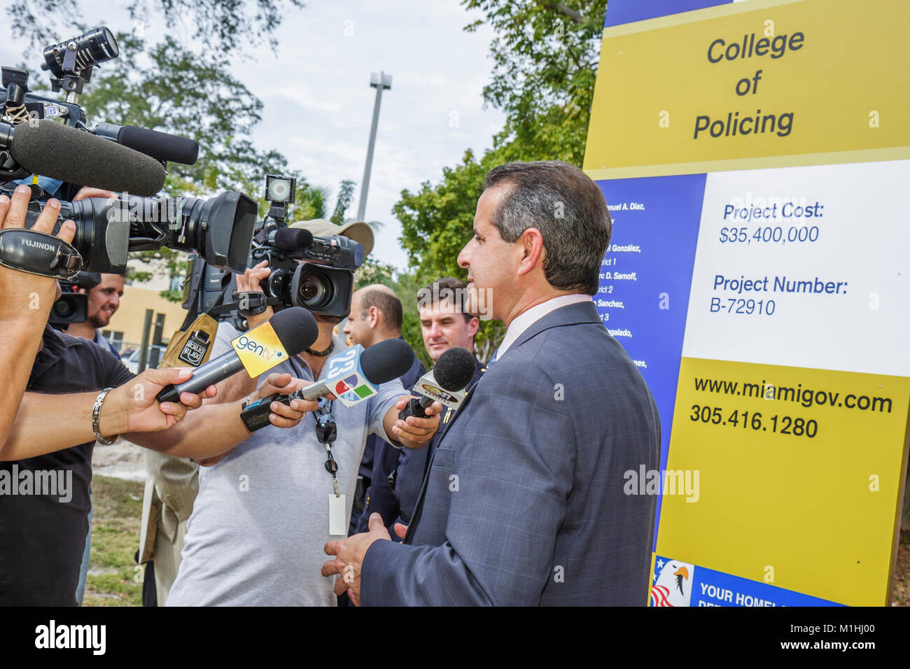 Reporter Latino Interview Stock Photos & Reporter Latino Interview ...