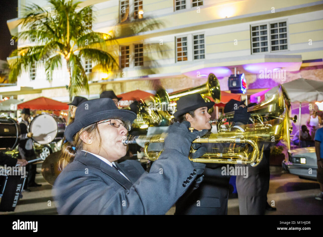 Group hispanic students beach hi-res stock photography and images - Alamy