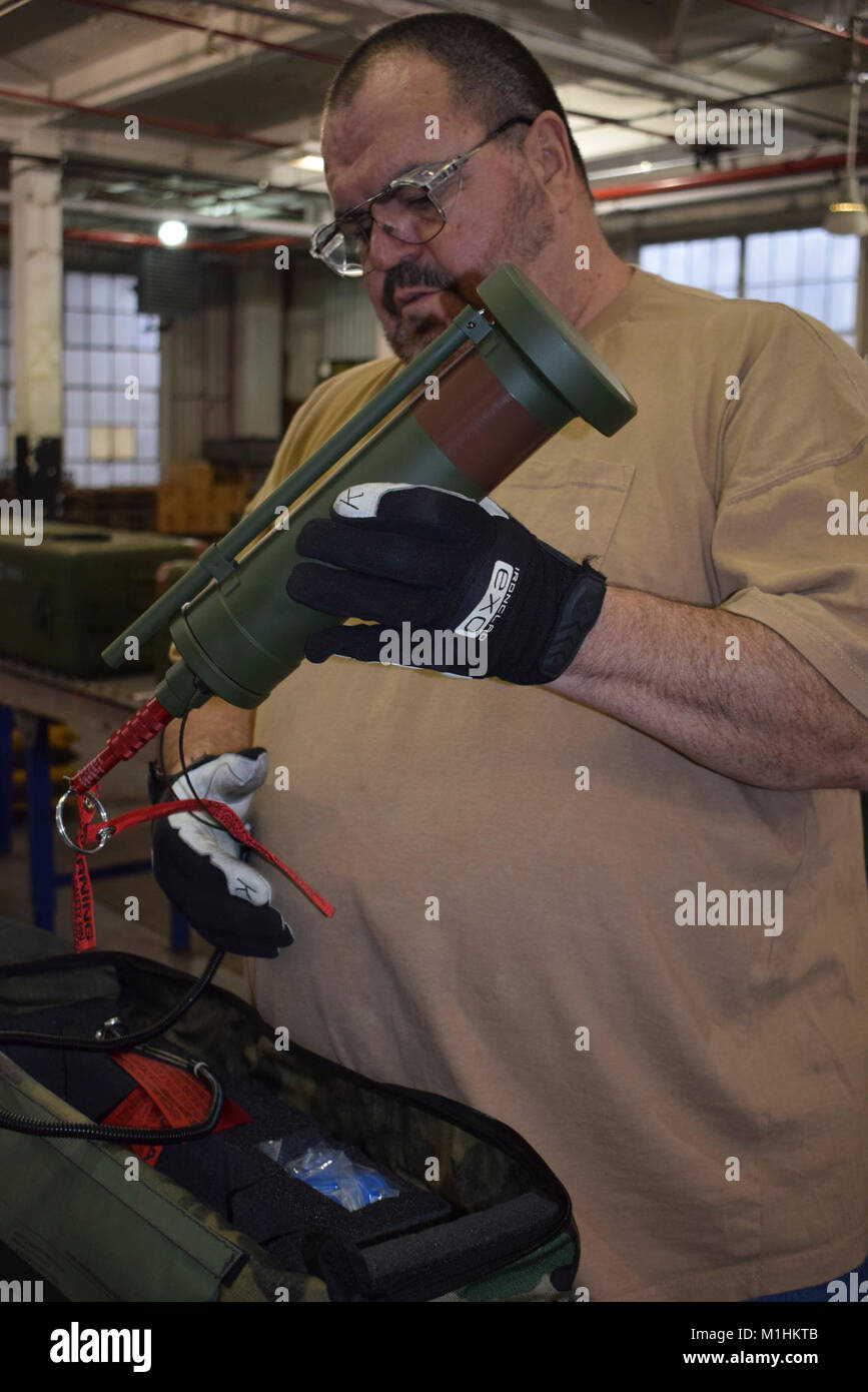 Shoulder launched munitions hi-res stock photography and images - Alamy