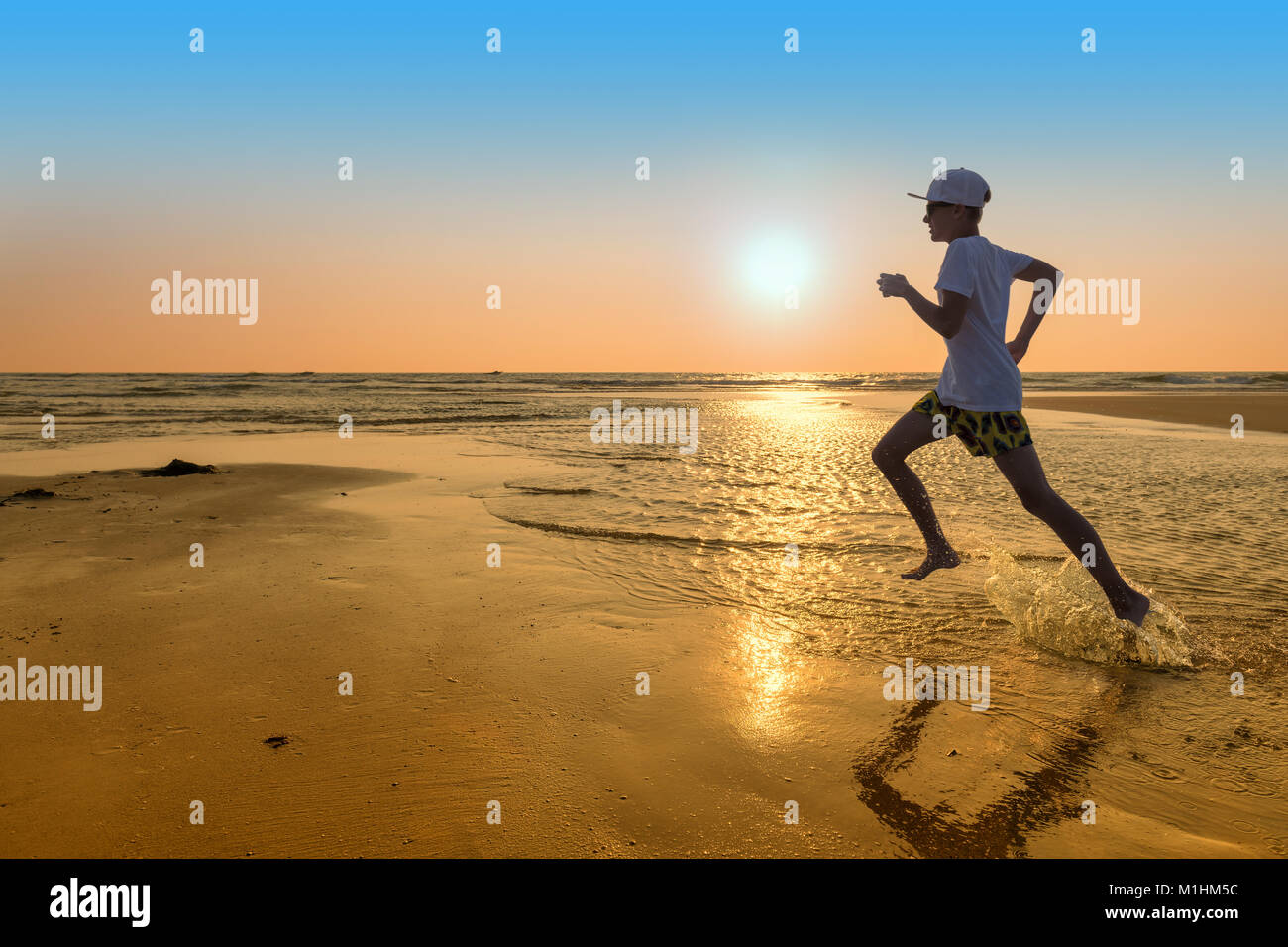 Man Running Beach Sunrise Stock Photos & Man Running Beach Sunrise ...