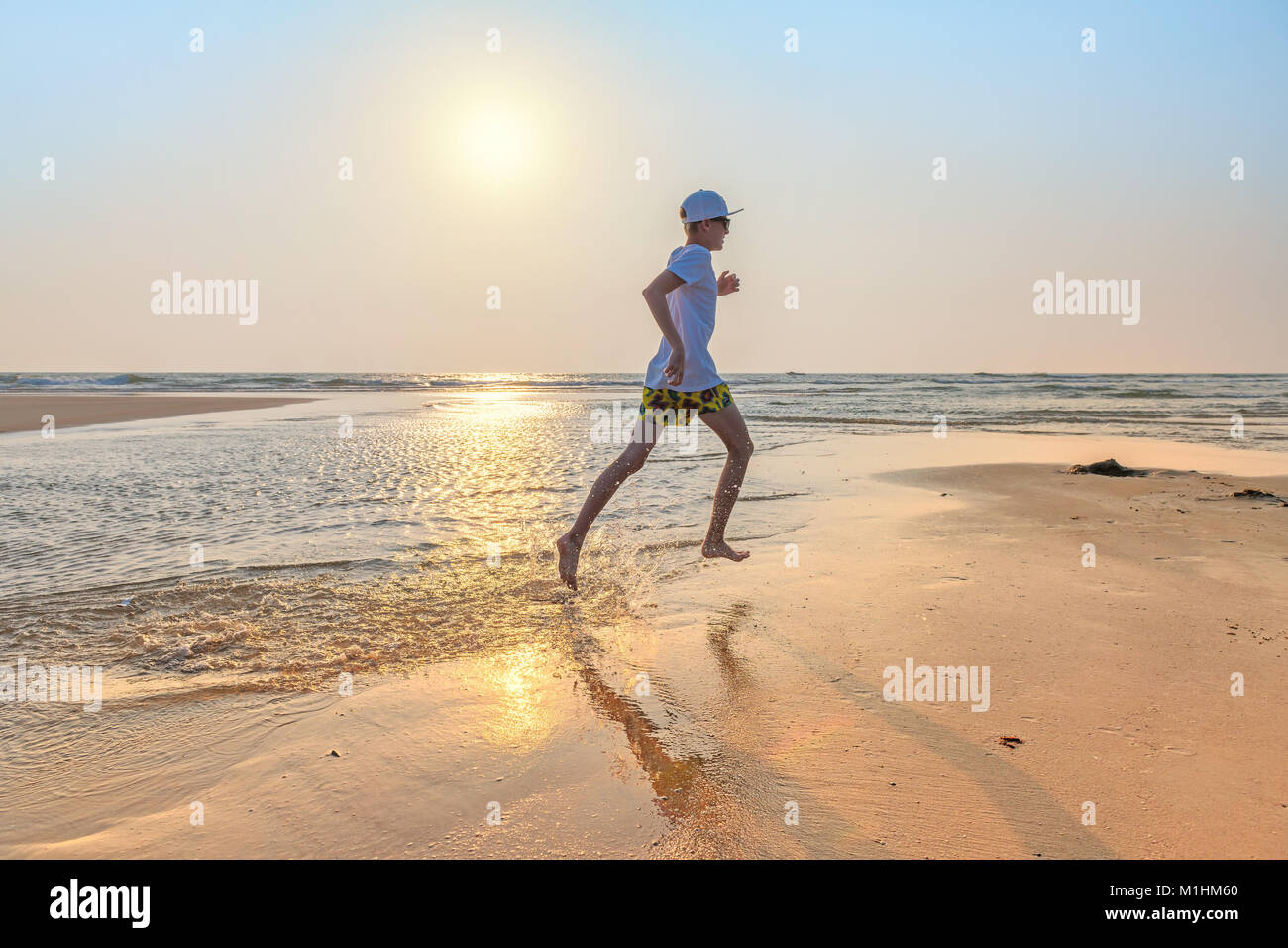 Man running beach sunrise hi-res stock photography and images - Alamy