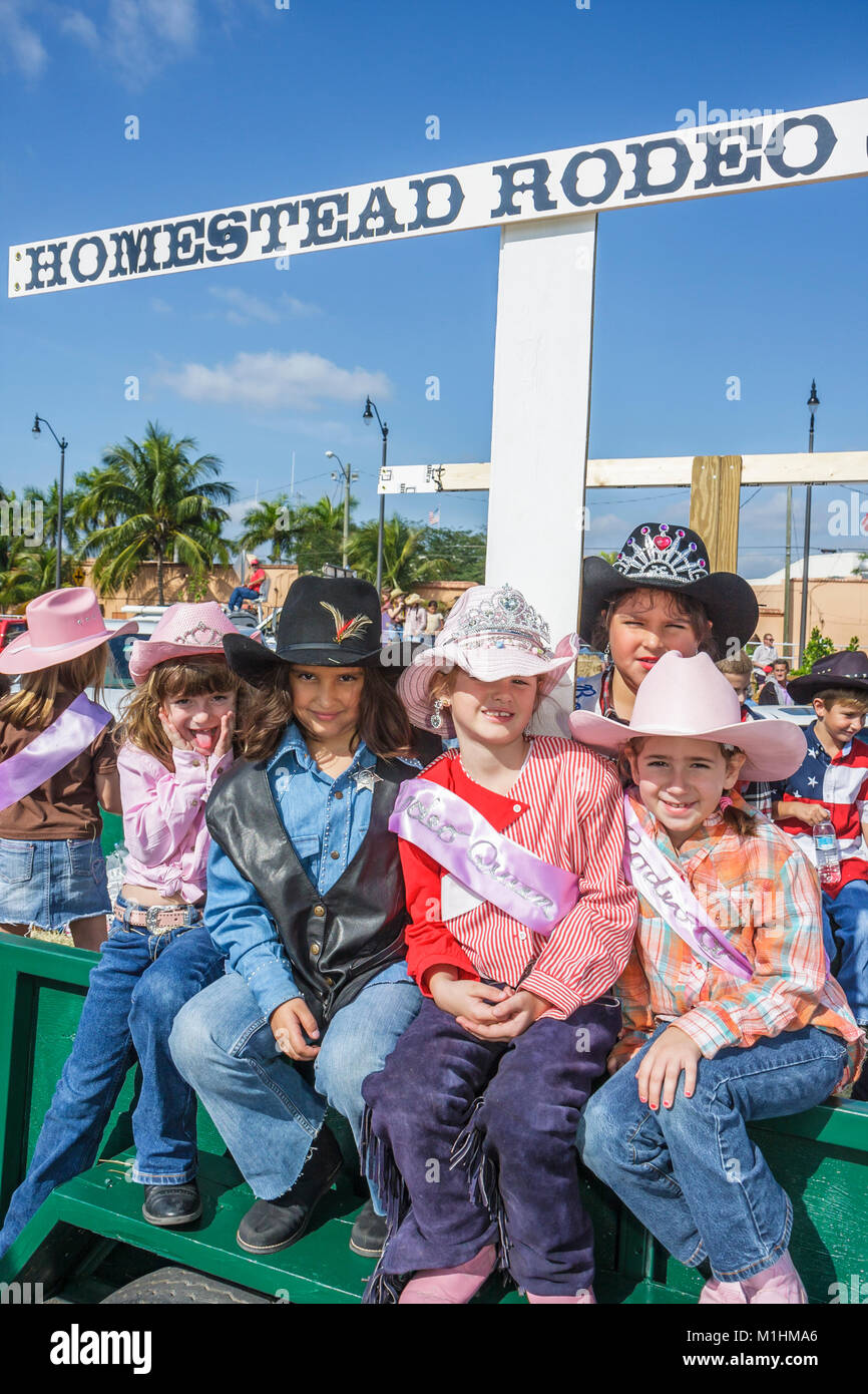 Parade float making hi-res stock photography and images - Alamy