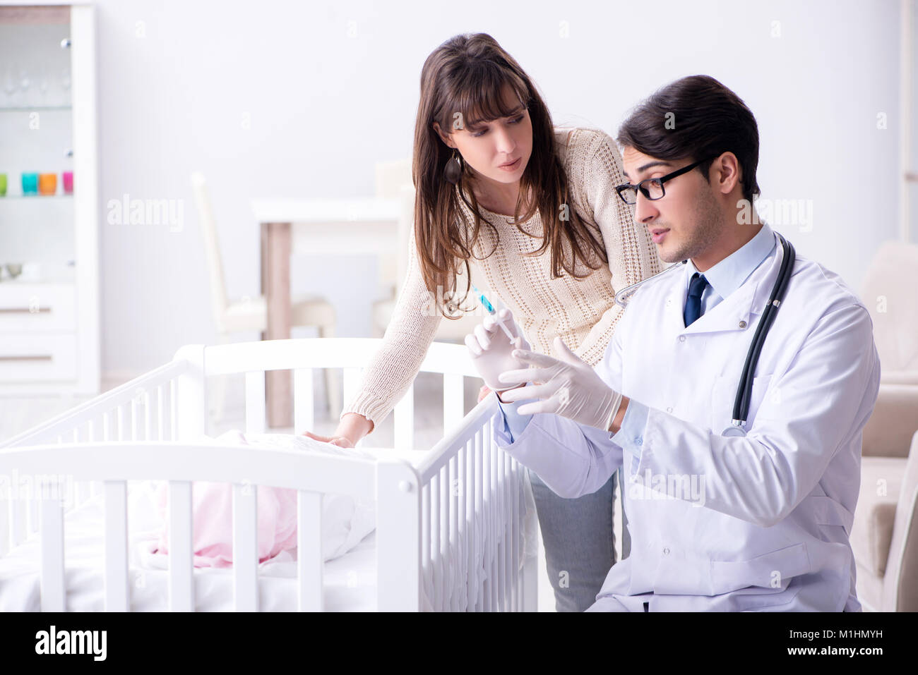 Doctor explaining to young mother Stock Photo - Alamy