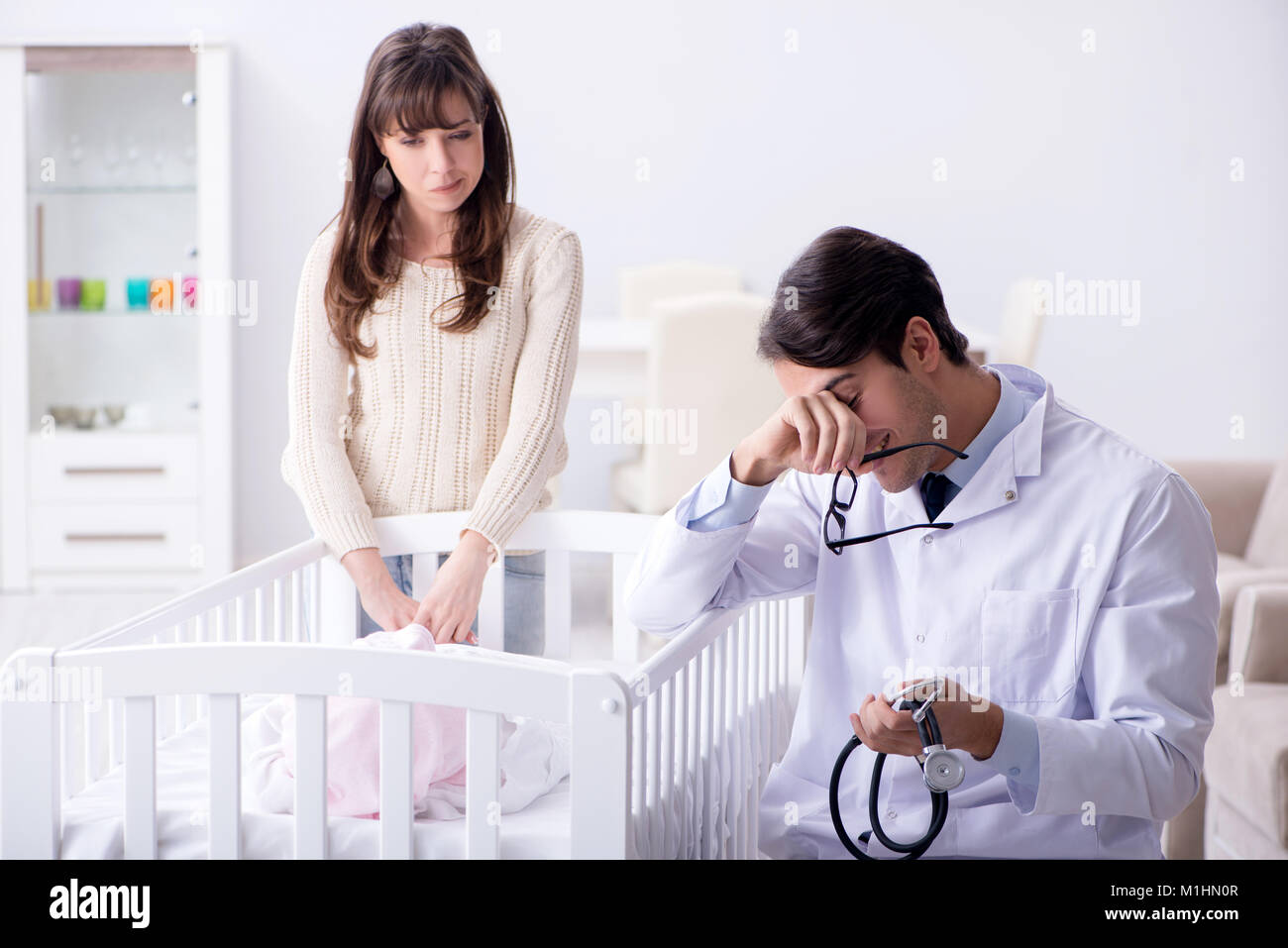 Doctor explaining to young mother Stock Photo - Alamy