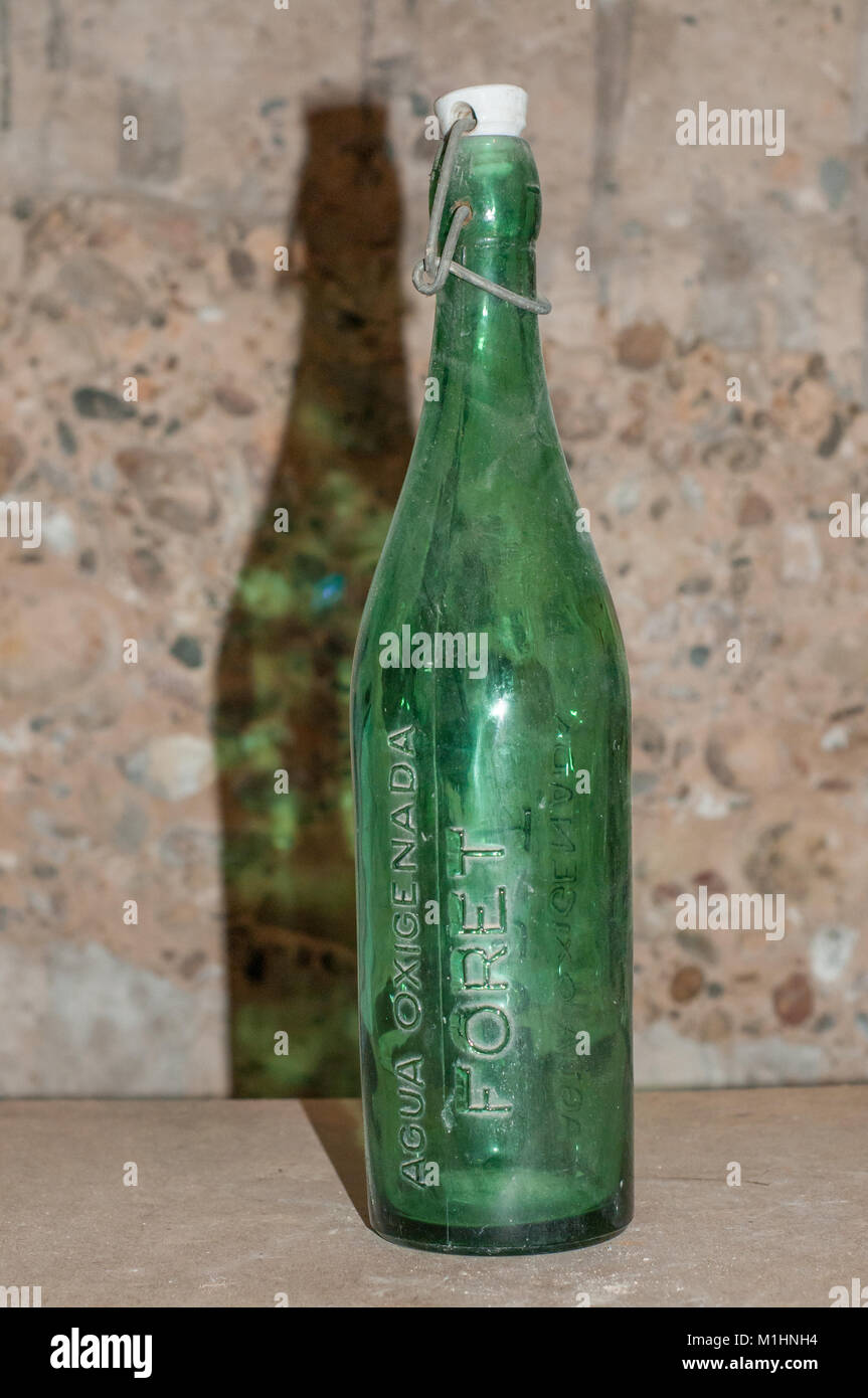 Empty green glass bottle hi-res stock photography and images - Alamy