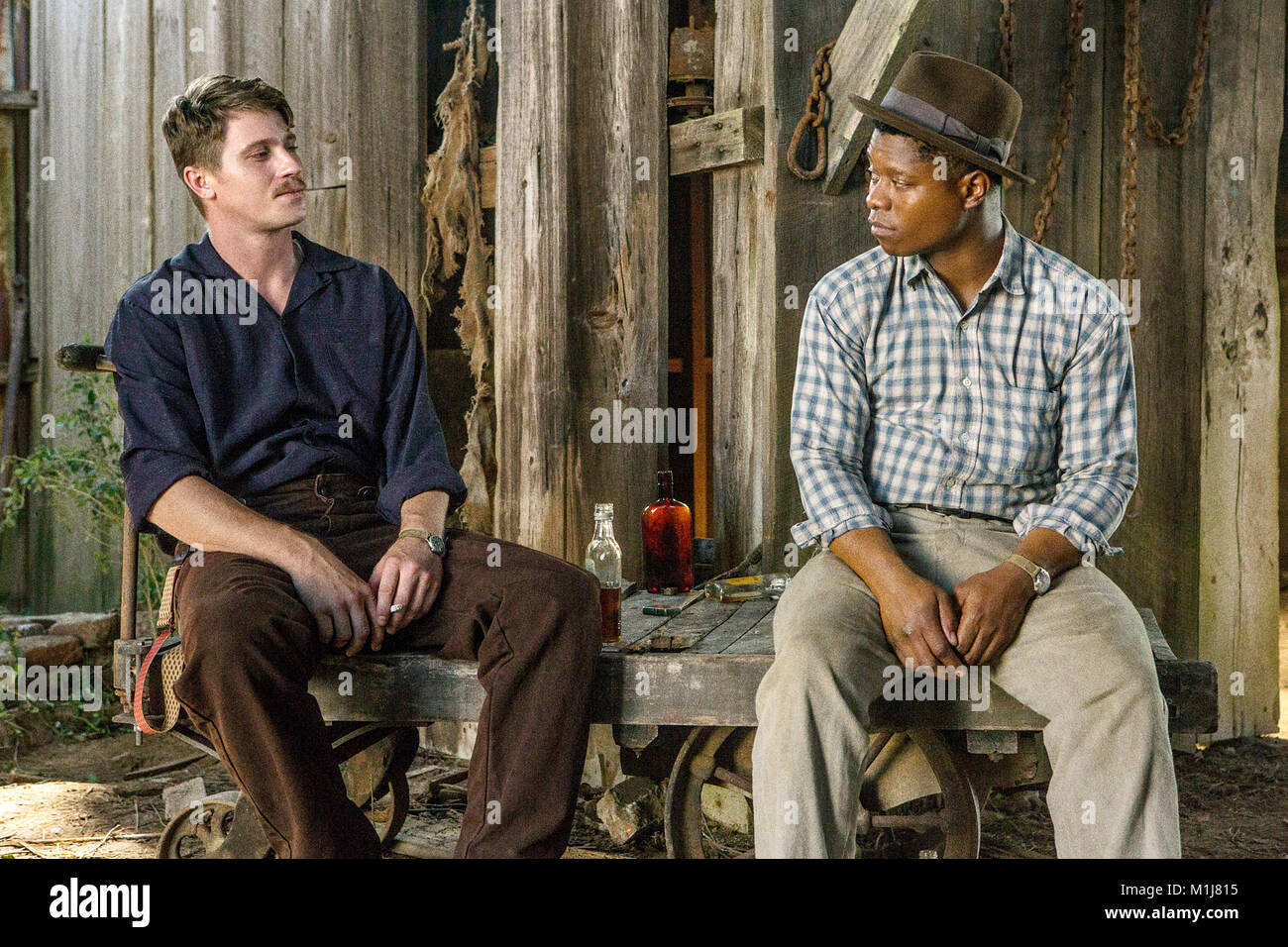 MUDBOUND, from left: Garrett Hedlund, Jason Mitchell, 2017. ph: Steve ...