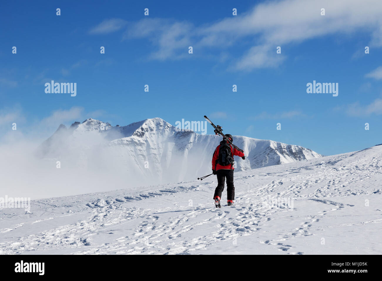 Man carry skis hi-res stock photography and images - Alamy