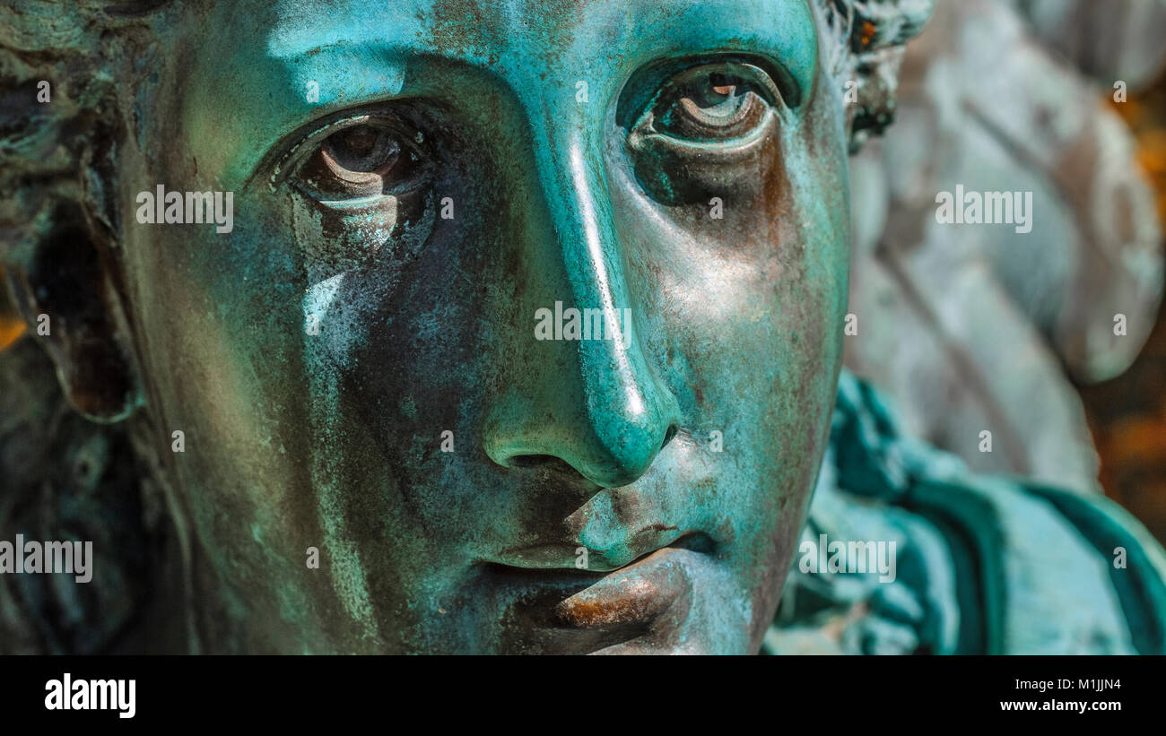 Weeping angel hi-res stock photography and images - Alamy
