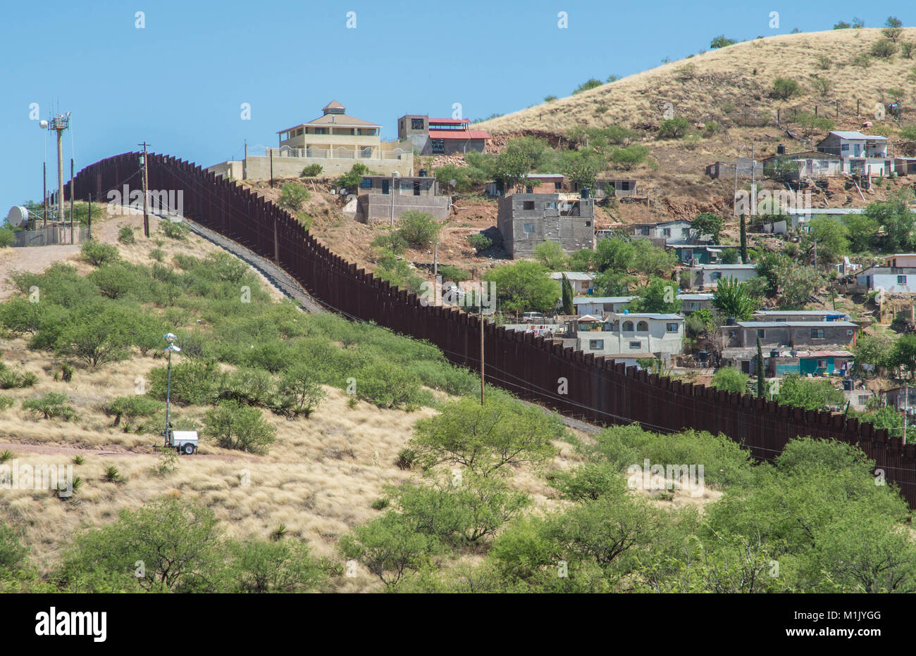 Border fence between Arizona and Mexico Stock Photo - Alamy
