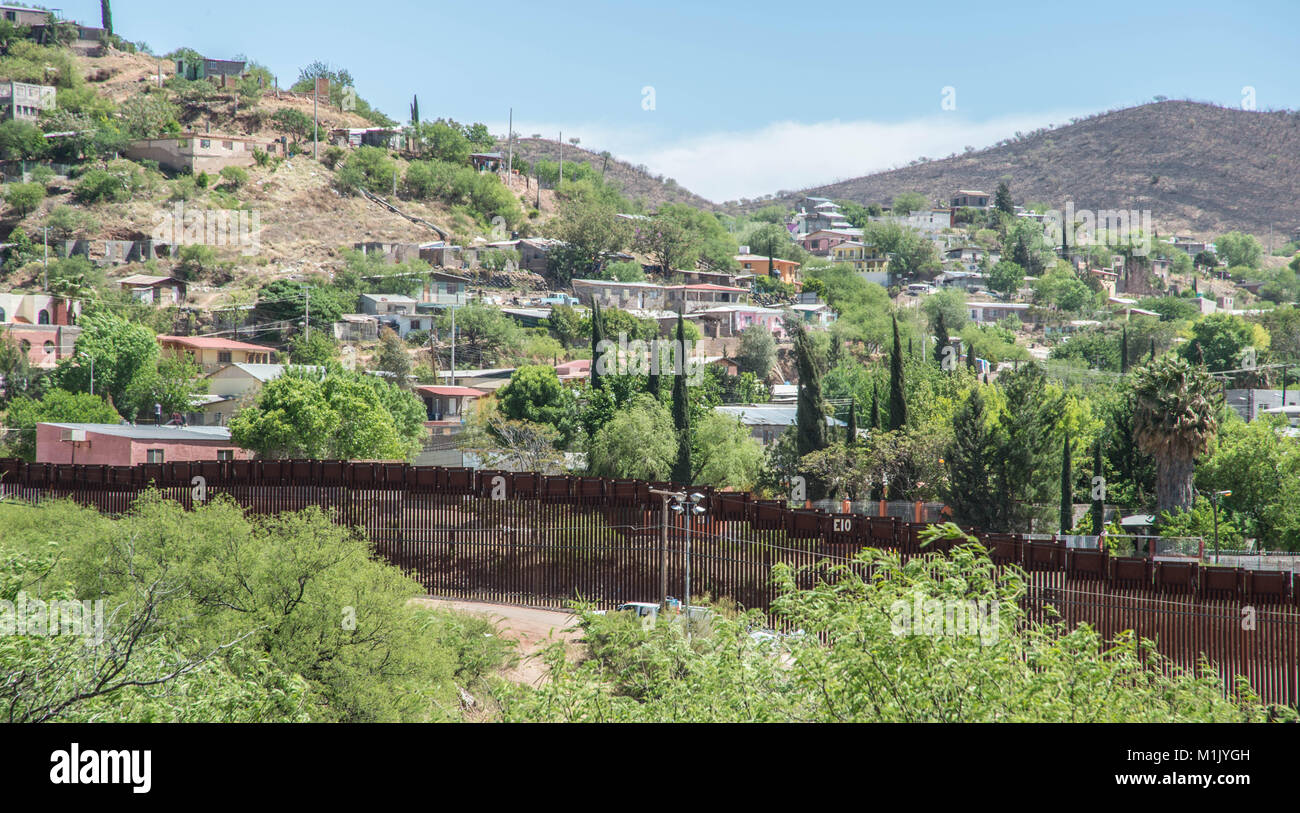 Border fence between Arizona and Mexico Stock Photo - Alamy
