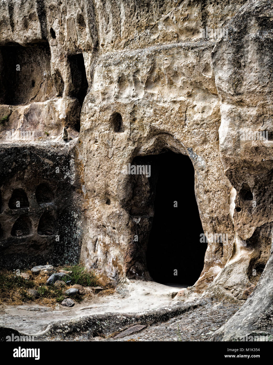 Secret cave entrance hi-res stock photography and images - Alamy