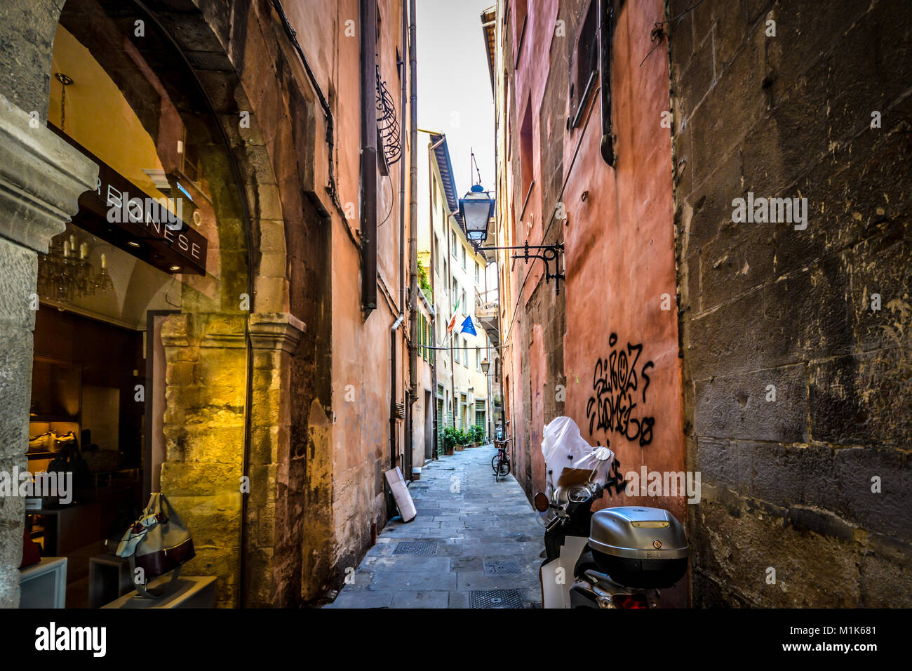 Pisa italy back alley hi-res stock photography and images - Alamy