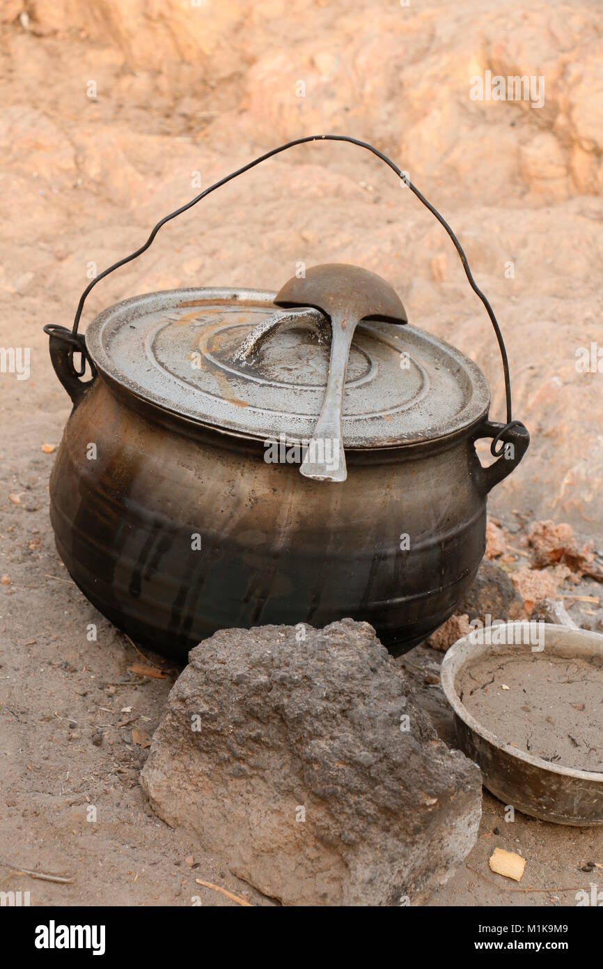 African Cooking Pot Stock Photos & African Cooking Pot Stock Images - Alamy