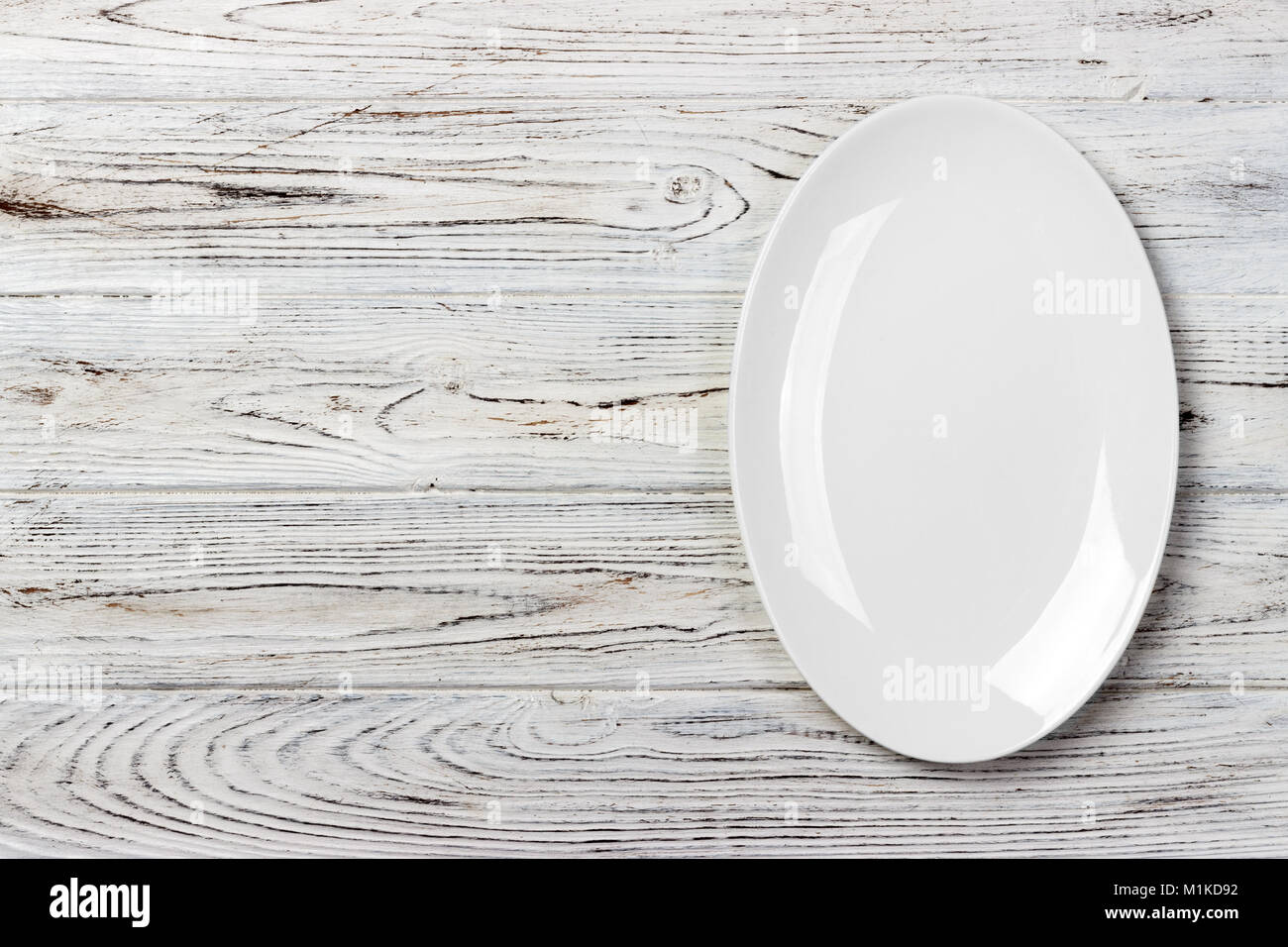 Top view of empty white food plate on a wood background Stock Photo - Alamy