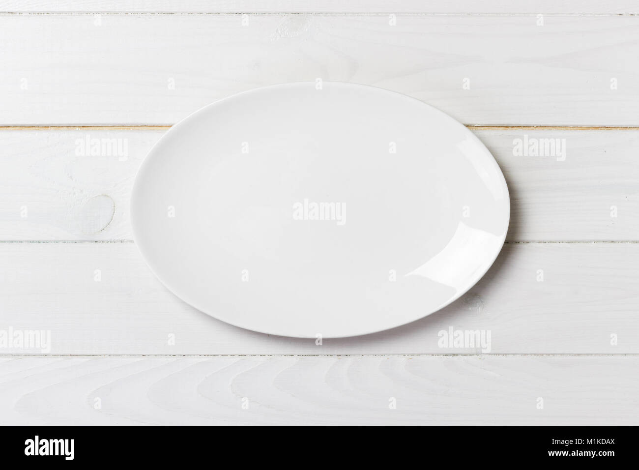Top view of empty white food plate on a wood background Stock Photo - Alamy