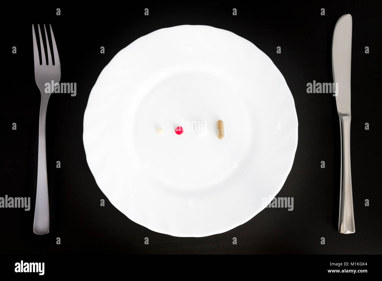 Medicine tablets on plate hi-res stock photography and images - Alamy