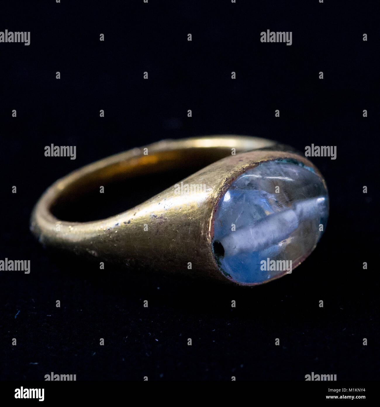 Halle, Germany. 9th Jan, 2018. The ring of archbishop Wichmann is on ...