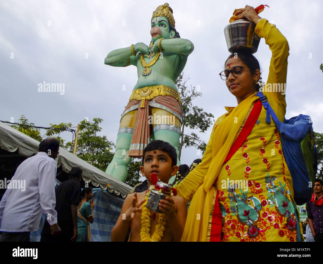 Kuala Lumpur, Malaysia. 31st Jan, 2018. A mother and his child is seen ...