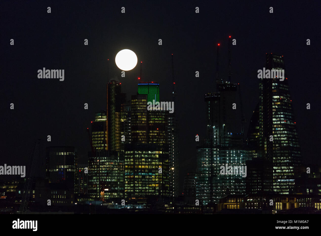 Super moon over london hi-res stock photography and images - Alamy