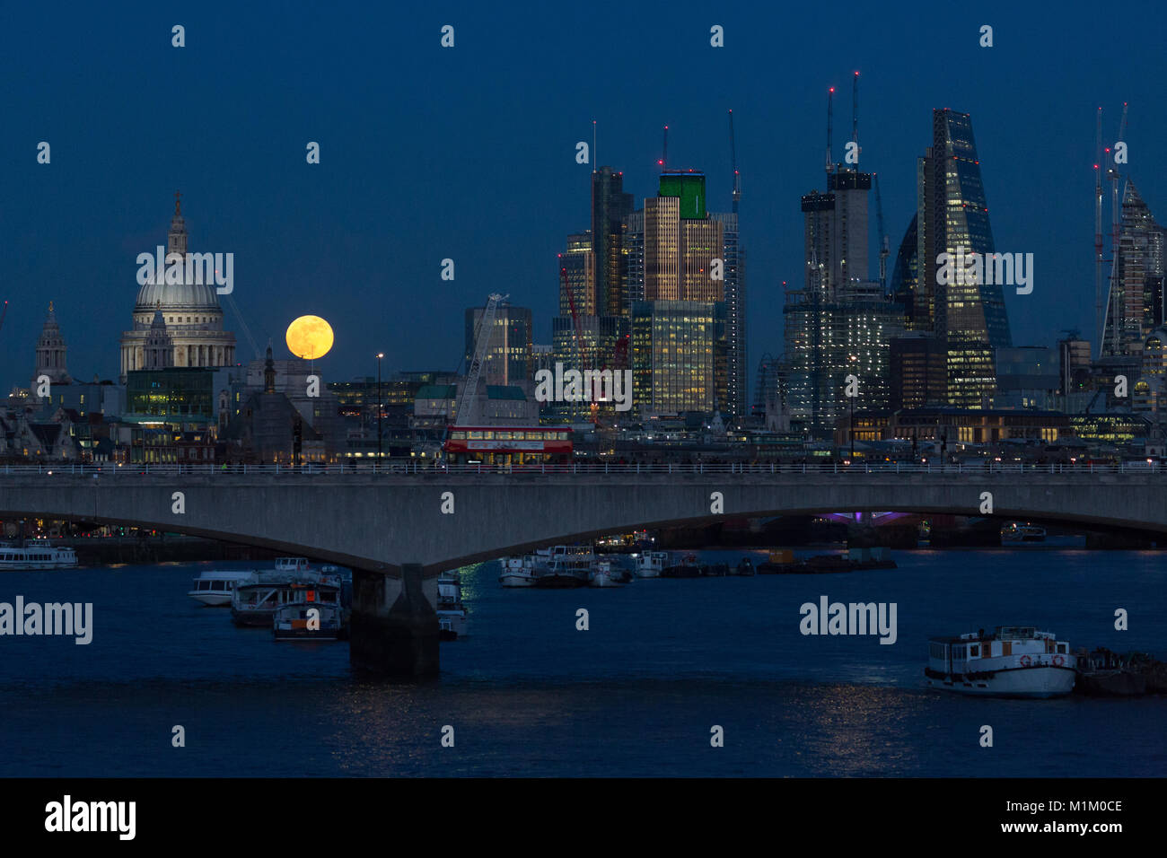 Full moon waterloo bridge hi-res stock photography and images - Alamy