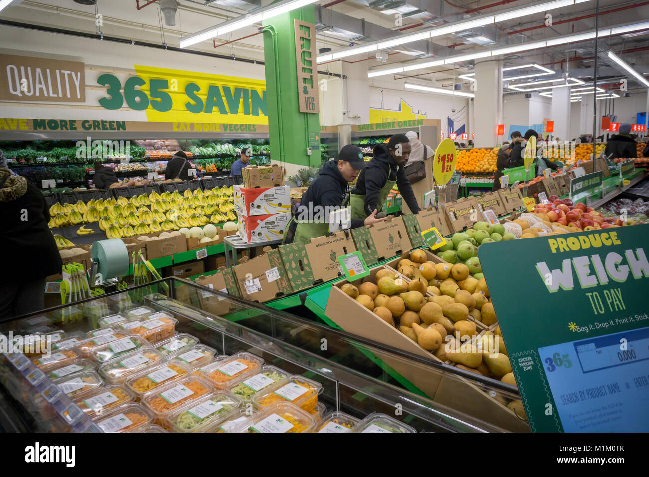 Brooklyn, New York, USA. 31st January, 2018. Workers in the produce ...