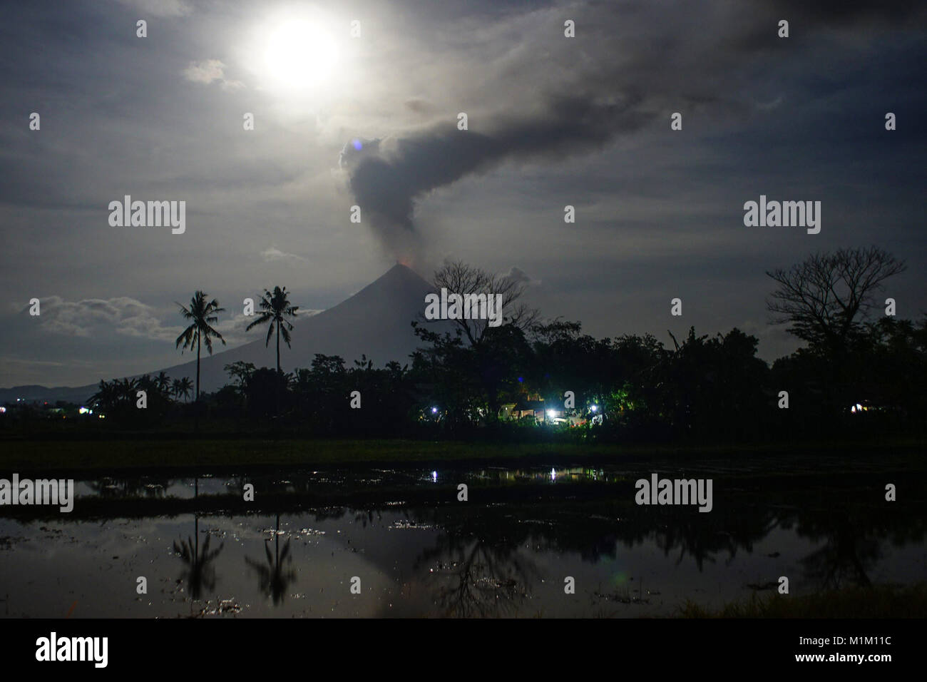 Legazpi, Albay, Philippines. 31st Jan, 2018. The Super Blue Blood moon ...