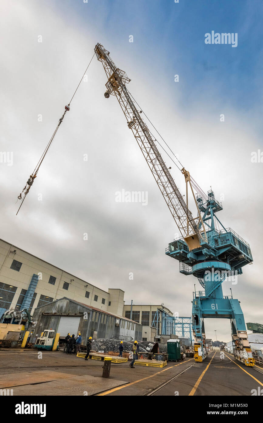 181116-N-CC918-003 BREMERTON, 10/26/2017-Riggers signal an operator ...