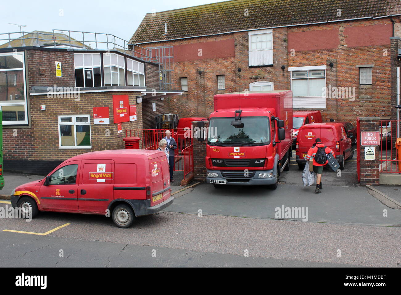 Red royal mail truck hi-res stock photography and images - Alamy