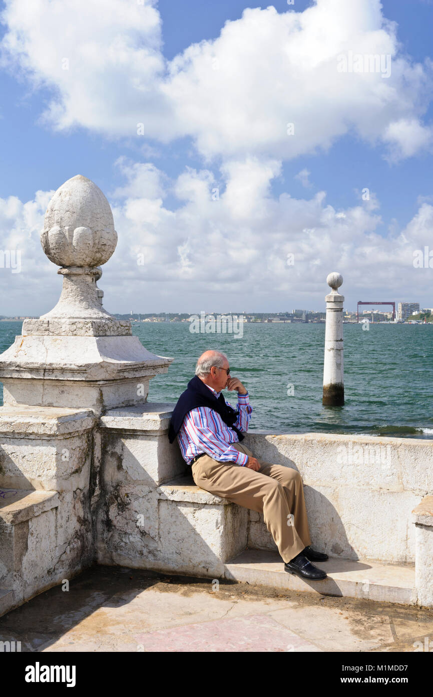 Old man sitting bon hi-res stock photography and images - Alamy