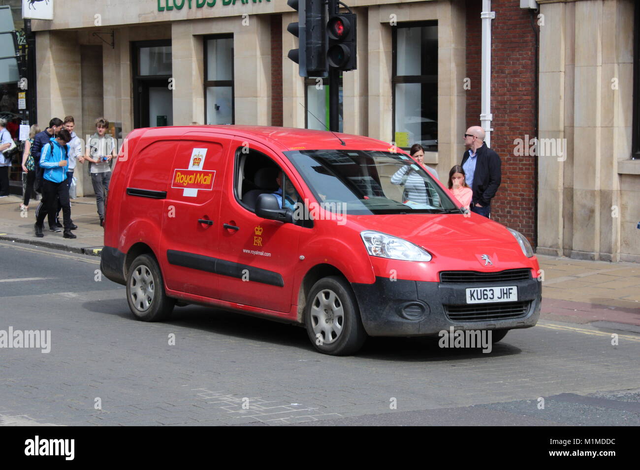 A RED PEUGEOT ROYAL MAIL DELIVERY VAN IN YORK Stock Photo - Alamy