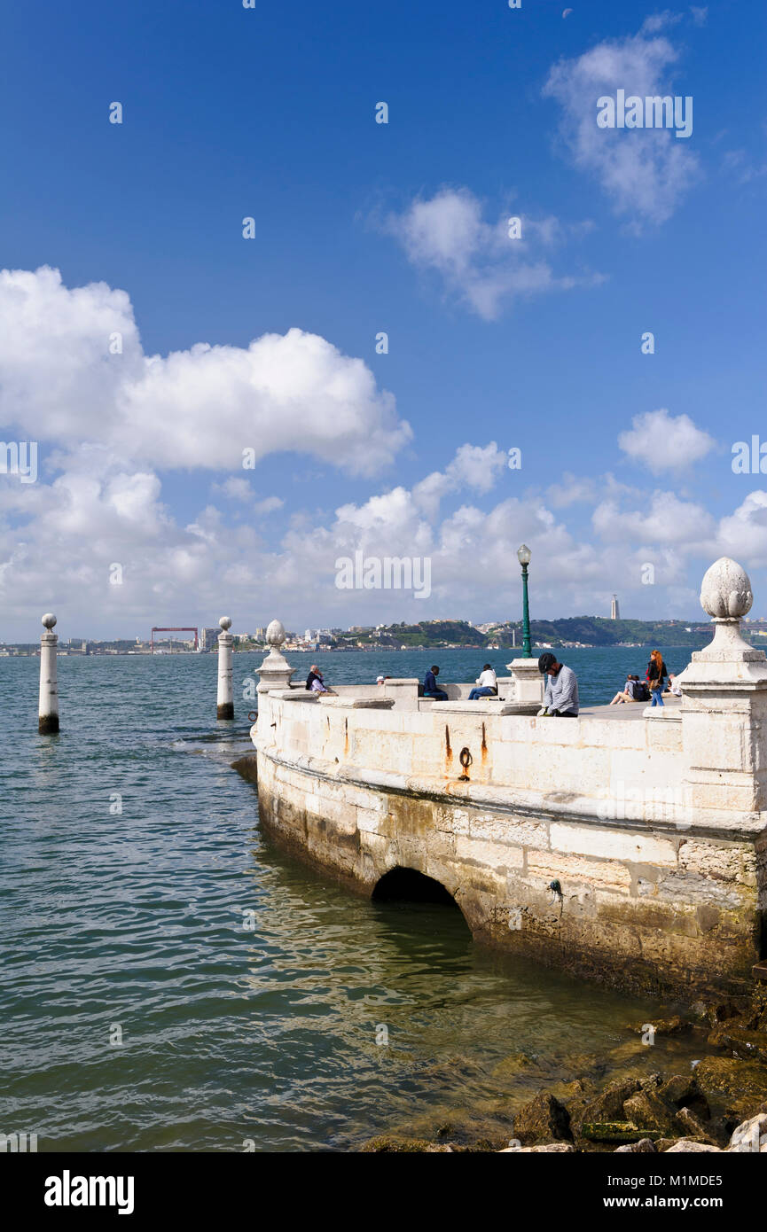 Couple sightseeing in lisbon hi-res stock photography and images - Alamy