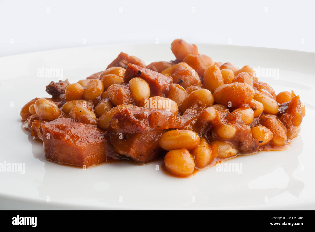 Baked beans in tomato sauce on white plate Stock Photo - Alamy