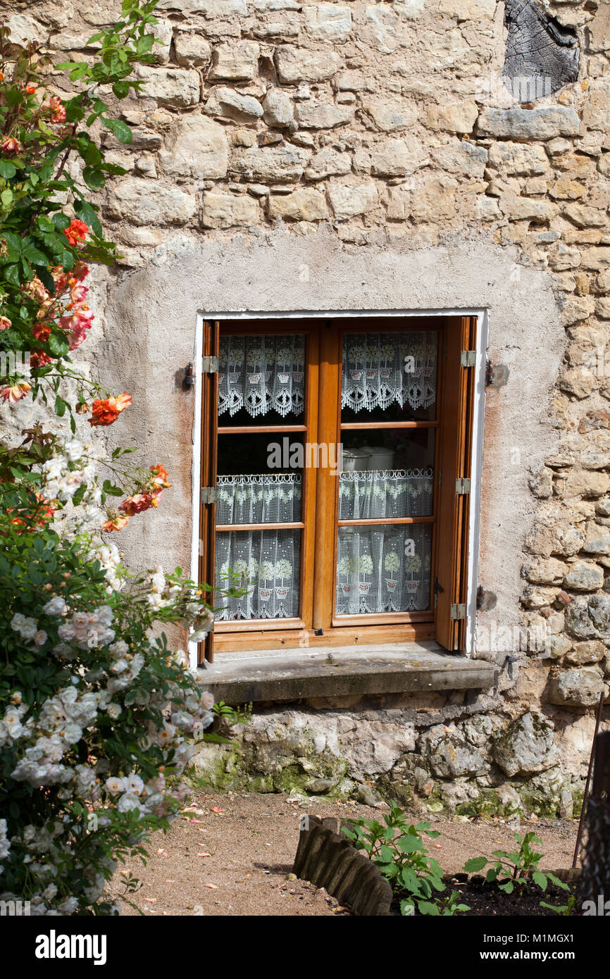 The romantic window with red roses Stock Photo - Alamy