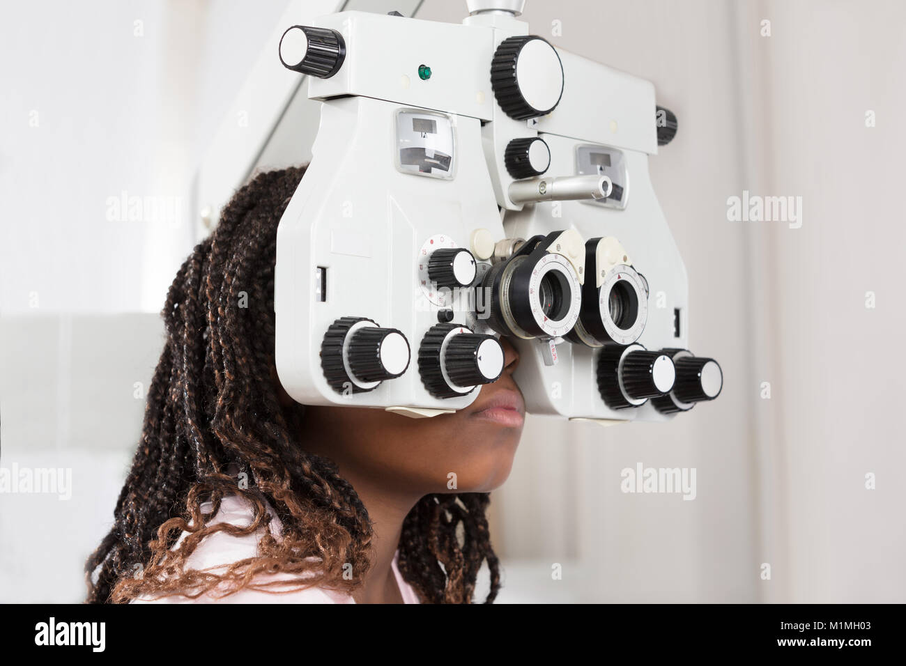 Female optometrist doing sight testing hi-res stock photography and ...