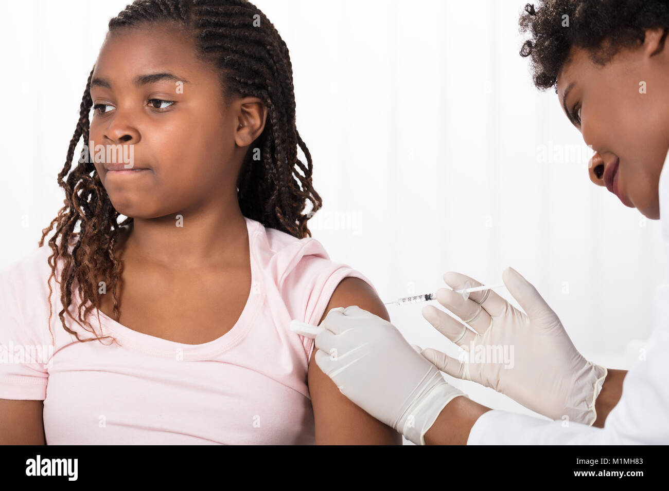 Female doctor injection girl hi-res stock photography and images - Alamy