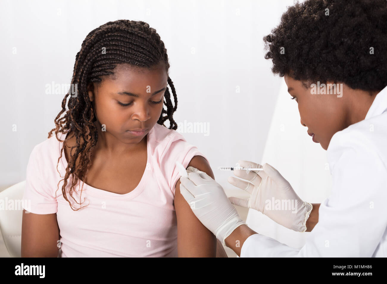 African doctor injection hi-res stock photography and images - Alamy