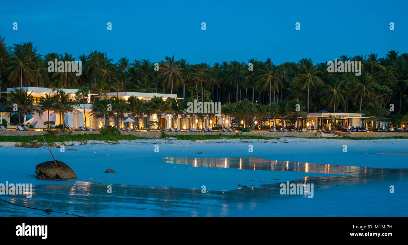Dusk at Patok Beach (Racha Island, Phuket, Thailand); the tide is low ...