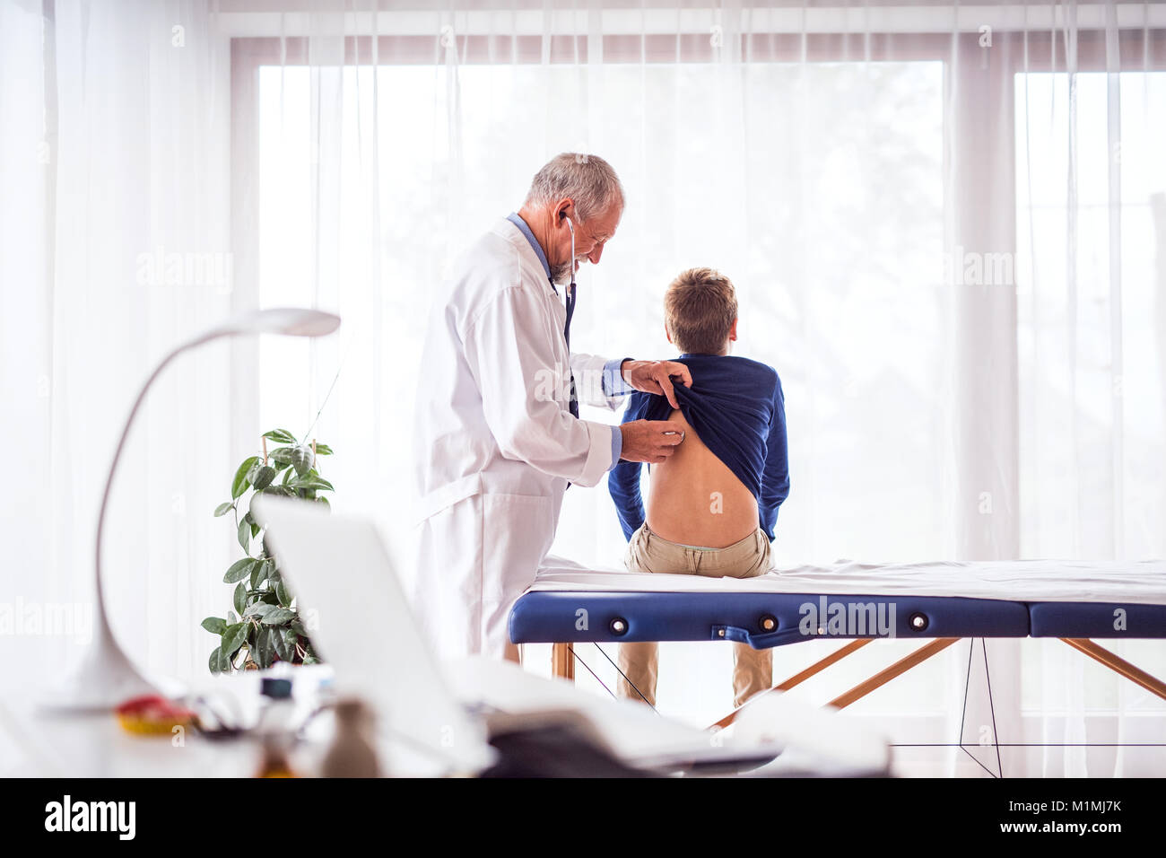 Gp child back view hi-res stock photography and images - Alamy