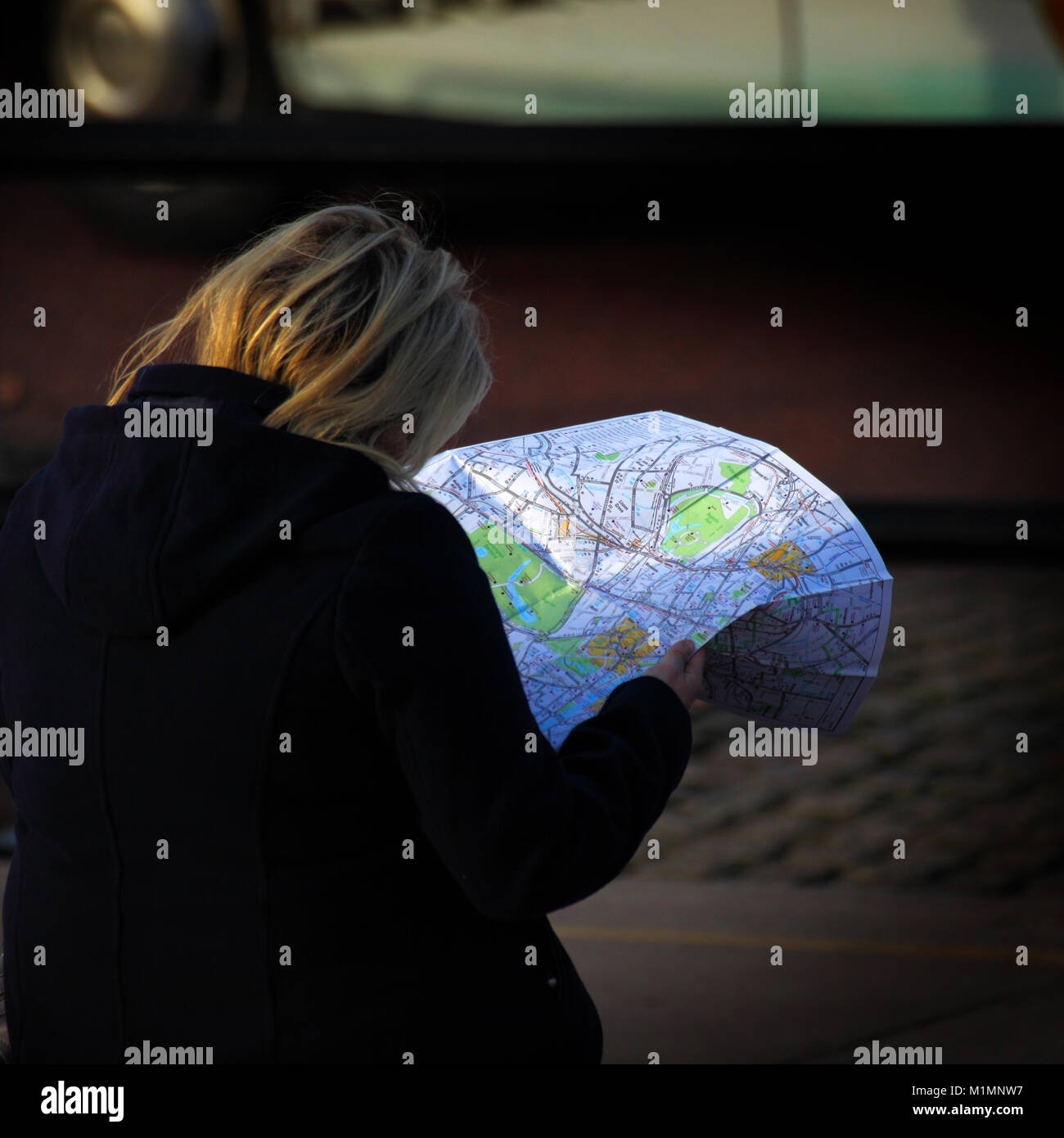 Woman reading a map Stock Photo - Alamy