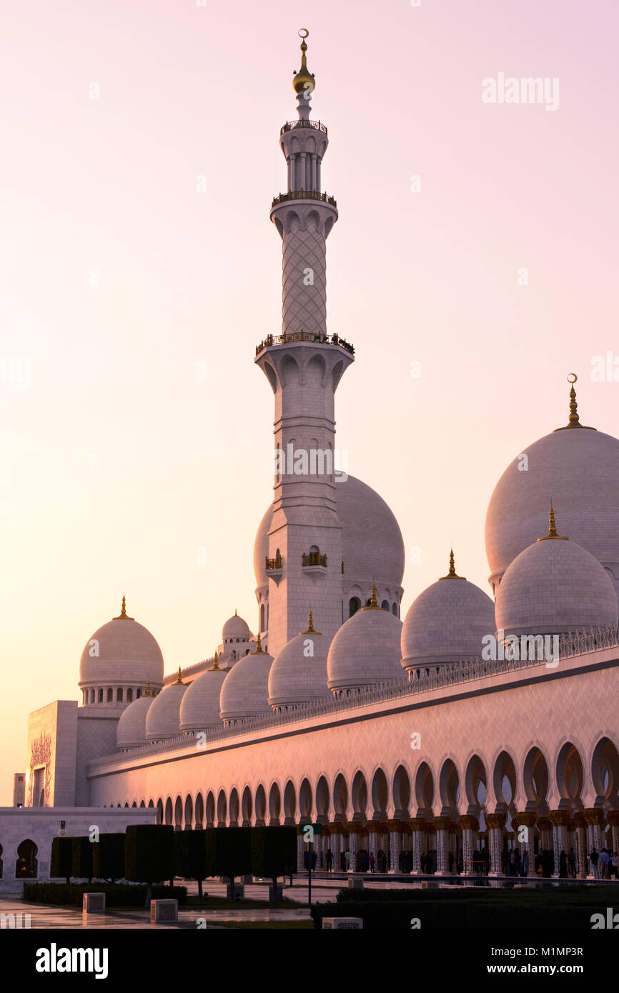 Sheikh Zayed Grand Mosque at sunset in Abu Dhabi - UAE Stock Photo - Alamy